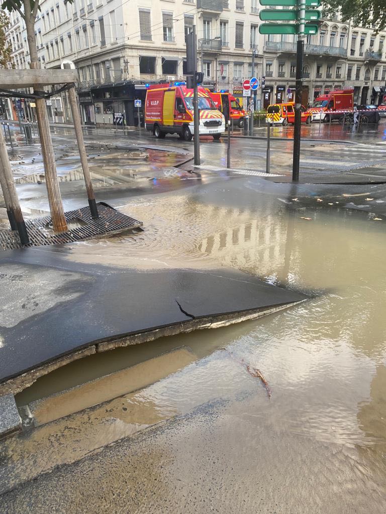 Lyon : une inondation en centre-ville, le quai Sarrail fermé