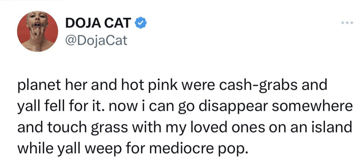 Doja Cat méconnaissable dans le clip "Attention"