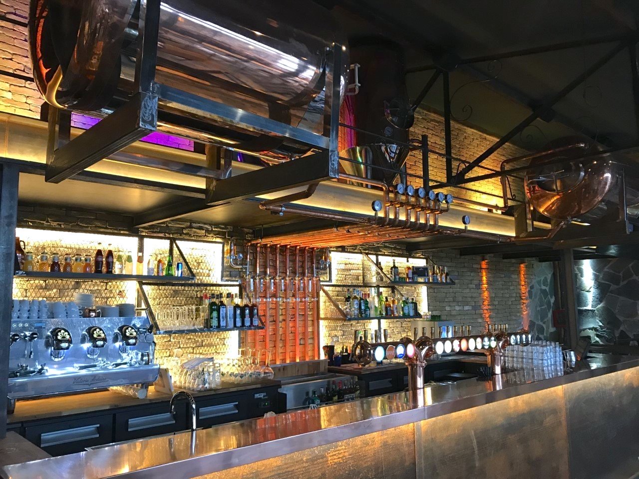 Un tout nouveau bar à bières avec 27 tireuses et un beer garden a ...