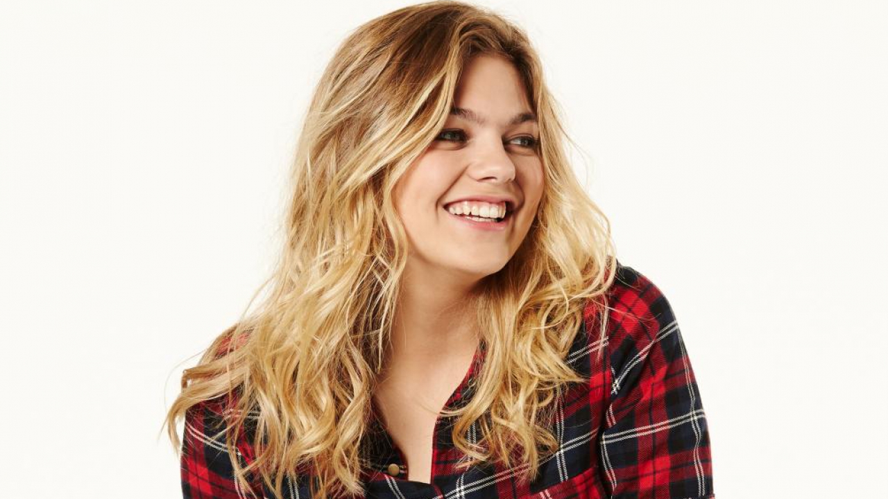 Découvrez le clip de Louane "Jeune (j'ai envie)"!